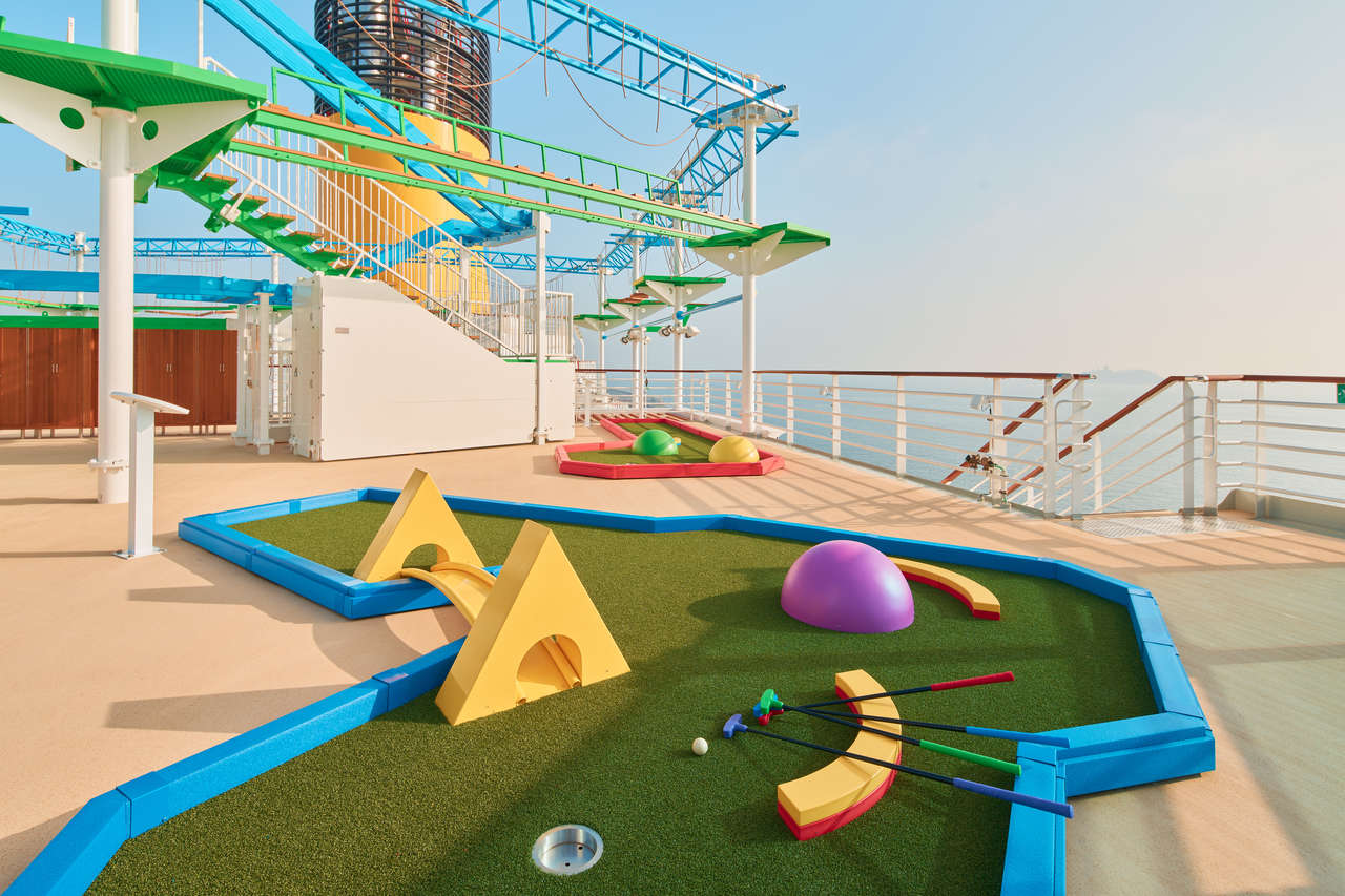 Cruise fun: games and shows | Costa Cruises